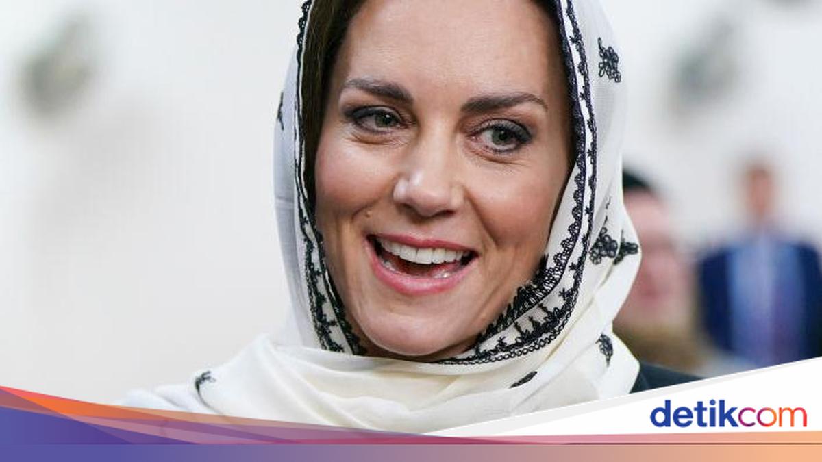 Berkunjung ke Muslim Centre, Kate Middleton Tampil Cantik Berkerudung