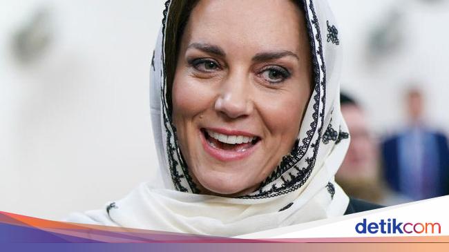 Berkunjung ke Muslim Centre, Kate Middleton Tampil Cantik Berkerudung