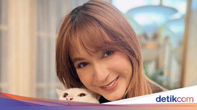 7 Potret Puput Novel, Penyanyi Era 90-an yang Awet Muda di Usia 48