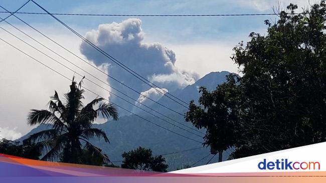 Penampakan Gunung Merapi Erupsi Siang Ini