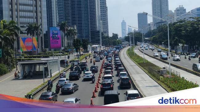 Penampakan Macet di Jalan Sudirman Arah Senayan Jelang Konser BLACKPINK Penampakan Macet di Jalan Sudirman Arah Senayan Jelang Konser BLACKPINK