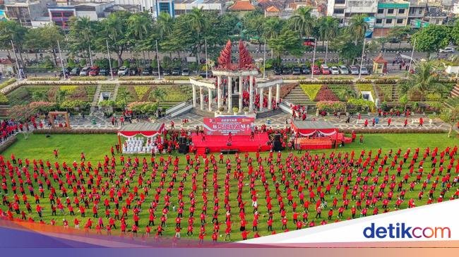 Semarak 5.000 Kader PDIP Senam Sicita di Tugu Pahlawan Semarak 5.000 Kader PDIP Senam Sicita di Tugu Pahlawan