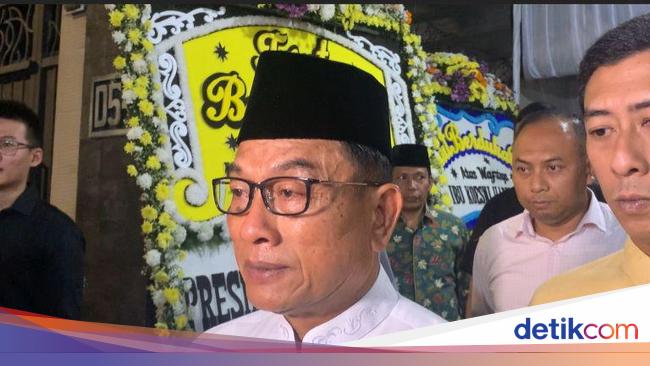 Menahan Tangis, Moeldoko Minta Maaf Jika Almarhum Istrinya Ada Kesalahan Menahan Tangis, Moeldoko Minta Maaf Jika Almarhum Istrinya Ada Kesalahan