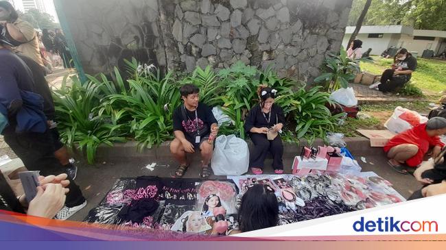 Cerita Penjual Aksesori BLACKPINK di GBK: Dagangan Diborong Fans Asal ... Cerita Penjual Aksesori BLACKPINK di GBK: Dagangan Diborong Fans Asal ...