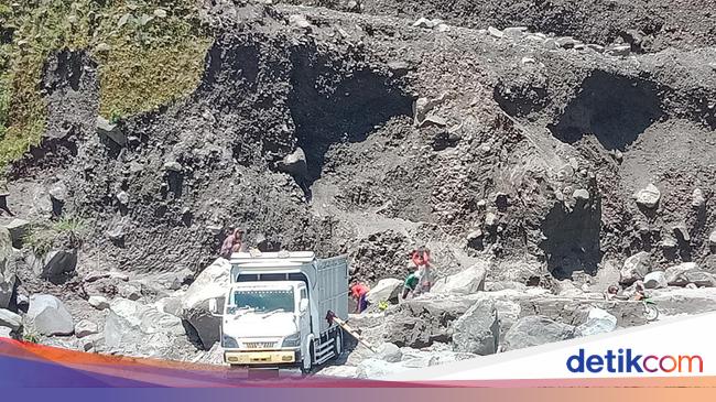 Aktivitas Merapi Tinggi, Penambang Pasir di Klaten Tetap Beroperasi