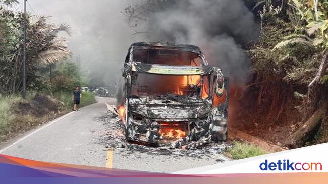 Bus ALS dari Medan Hangus Terbakar di Agam Sumbar