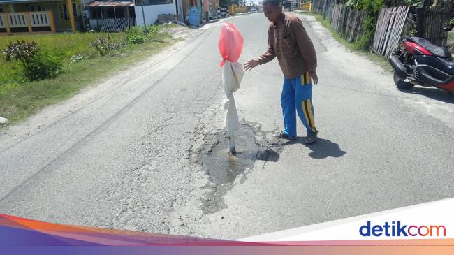 Warga Gorontalo Keluhkan Jalan Taman Bunga Rusak Parah, Bahayakan ... Warga Gorontalo Keluhkan Jalan Taman Bunga Rusak Parah, Bahayakan ...