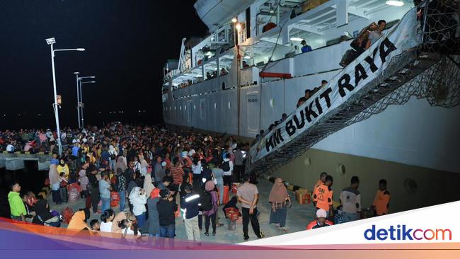 Km Bukit Raya Salurkan Bantuan Untuk Korban Longsor Serasan Natuna