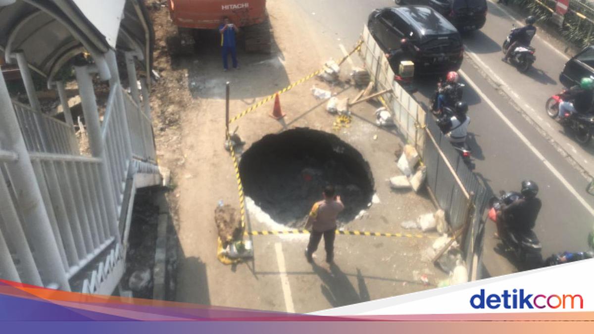Melihat dari Dekat Lubang Besar Jl Daan Mogot, Ada Apa di Dalamnya?