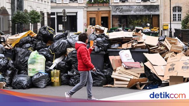 Duh, Aksi Mogok Pekerja Bikin Sampah Menumpuk di Kota Paris