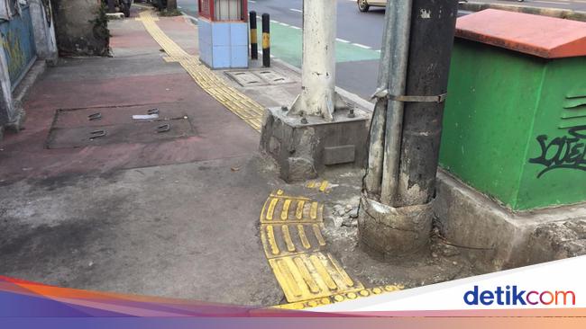 #SaveSiJalurKuning, Guiding Block Dewi Sartika Tabrak Tiang Sejak 2019-2022
