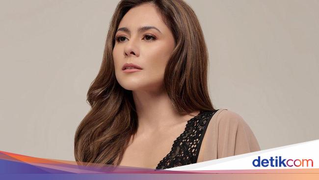 Wulan Guritno Pakai Lingerie