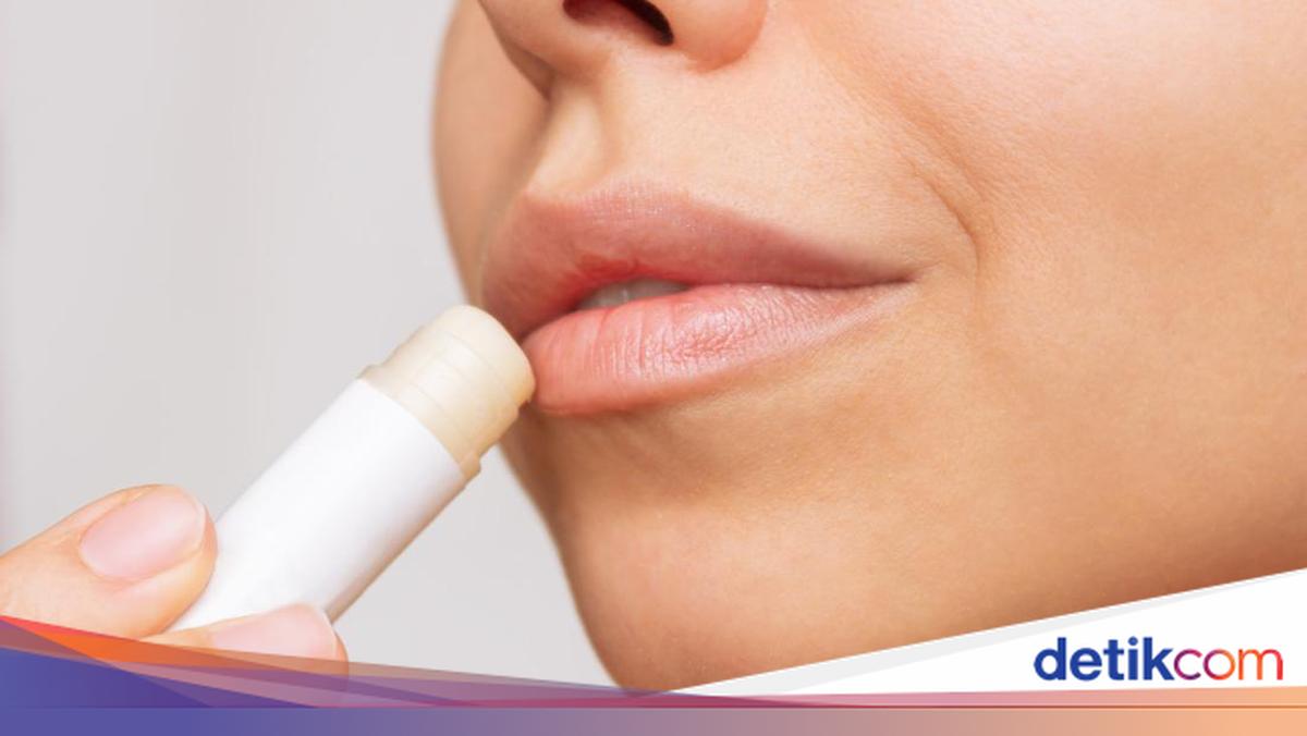 9 Tips agar Bibir Tidak Kering dan Warnanya Pink Alami, No Pecah-pecah!