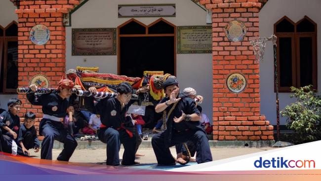 Mengenal Kesenian 'Lisung Ngamuk' yang Ikonik di Ponpes Sukabumi