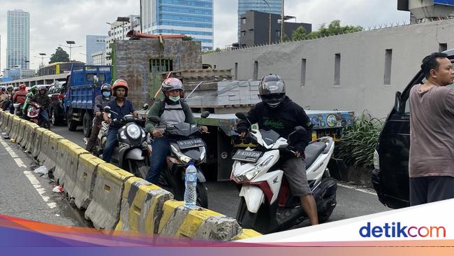 Massa Buruh Masih Demo di Depan DPR Sore Ini, Jalan Sekitar Macet