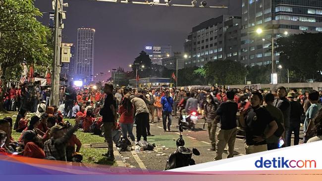 Massa Buruh Masih Bertahan di Depan DPR Malam Ini, Polisi Imbau Bubarkan Diri