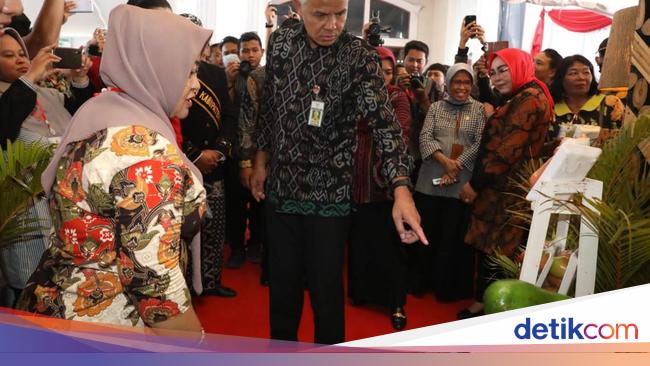 Ganjar Pranowo Beri Hadiah Ambulans untuk Desa Jragung di Demak Ganjar Pranowo Beri Hadiah Ambulans untuk Desa Jragung di Demak