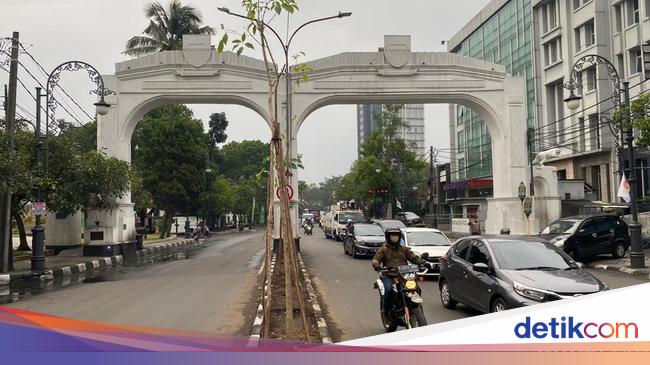 Memudarnya 'Magis' Gapura Putih di Jalan Riau Bandung