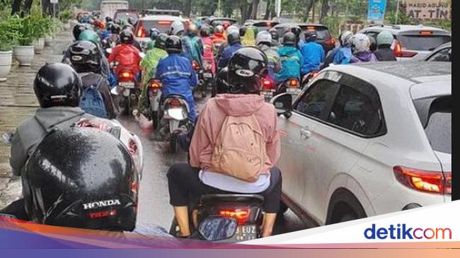 Cerita Warga Kena Macet di TMII Pagi Tadi, Naik Motor atau TransJ Sama Saja