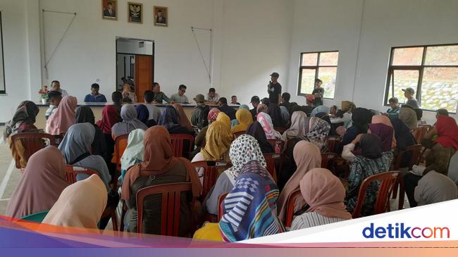 Ratusan Warga Sumedang Tuntut Ganti Rugi Lahan Terimbas Cisumdawu Ratusan Warga Sumedang Tuntut Ganti Rugi Lahan Terimbas Cisumdawu
