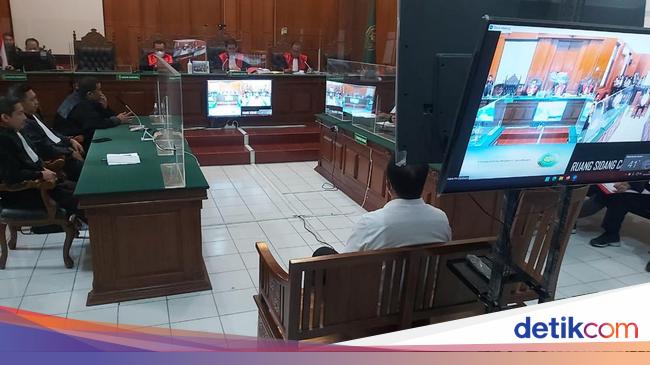2 Terdakwa Polisi Bebas Karena Gas Air Mata Tertiup Angin di Kanjuruhan
