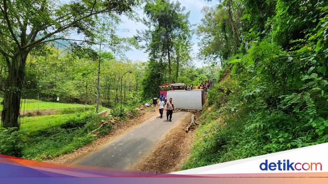 Sepur Kelinci Pembawa Rombongan Besan Terguling di Bulu Sukoharjo