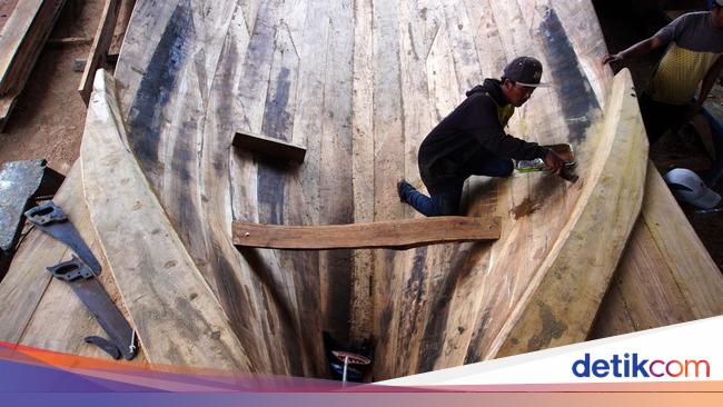Melihat Proses Pembuatan Perahu Nelayan