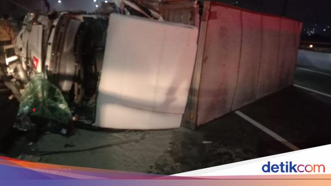 Tabrakan Truk Vs Mobil Boks di Tol Podomoro Arah Cawang, 3 Orang Terluka