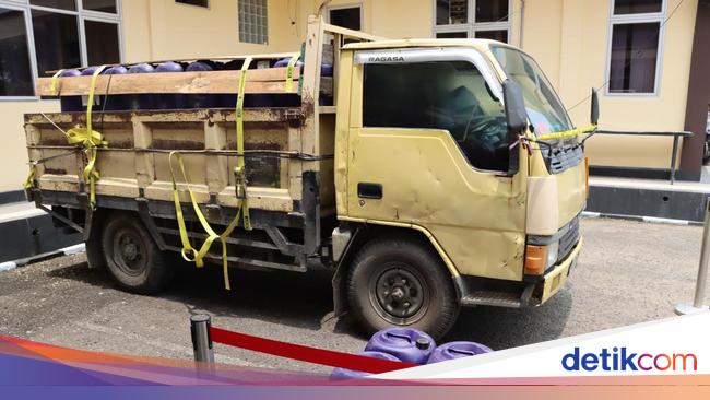 Polisi Amankan Truk Berisi 3,8 Ton BBM Subsidi, Diduga Mau Dijual Ilegal Polisi Amankan Truk Berisi 3,8 Ton BBM Subsidi, Diduga Mau Dijual Ilegal