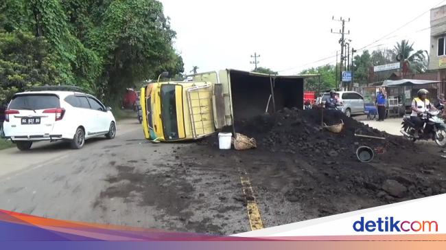 Truk Batu Bara Terguling, Jalan di Jambi Macet Lagi