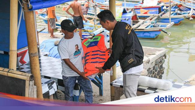 Relawan Ganjar Serahkan Bantuan Pelampung-Senter ke Nelayan di Garut