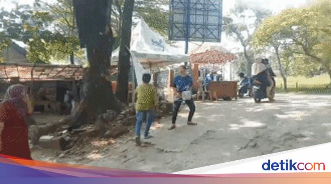 Emak-emak Sukabumi Tabuh Panci di Pos Pantai Istana Presiden