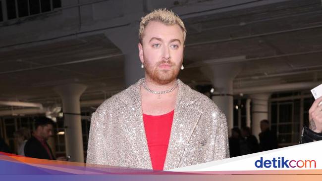 7 Gaya Sam Smith yang Kini Sering Tampil Feminin dengan Busana Nyentrik