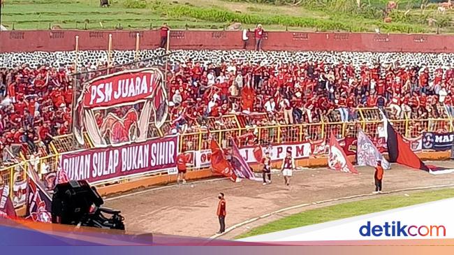 Spanduk PSM Juara Iringi Kemenangan 3-1 Atas Bhayangkara di Stadion GBH