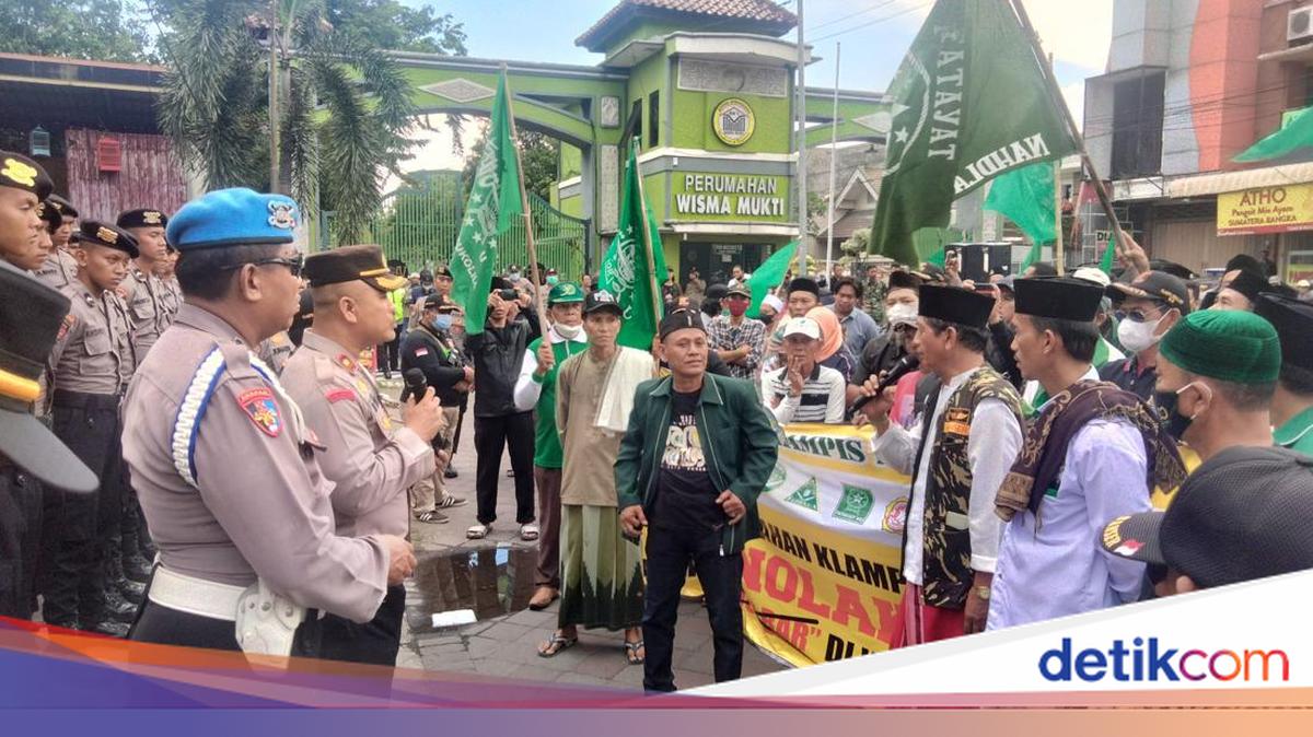 Ratusan Warga Demo Tuntut Chug Bar di Klampis Surabaya Ditutup