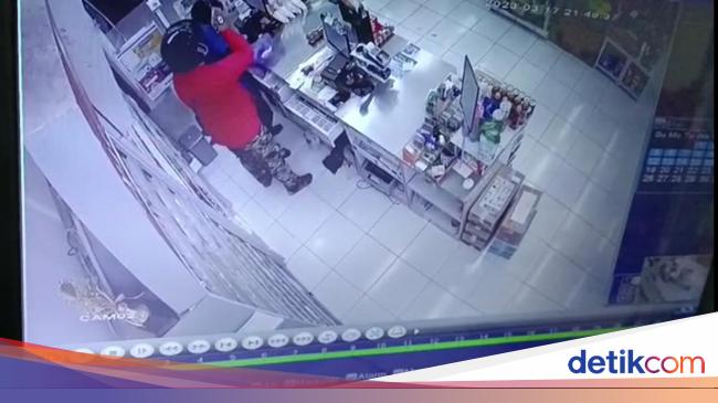 Terekam CCTV! Aksi Perampok Todong Kasir Gasak Duit Minimarket di Cilacap