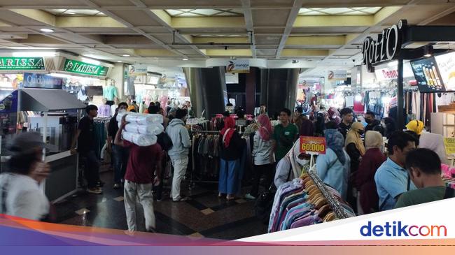 Pasar Tanah Abang Diserbu Pengunjung Jelang Ramadan