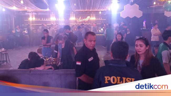 Party Dibubarkan Polisi, Pengunjung Klub Malam di Jaksel Banting Nampan