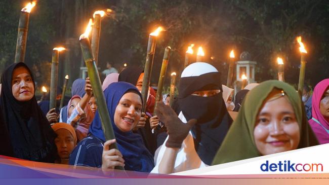 Momen Kemeriahan Pawai Obor Sambut Ramadhan di Medan Momen Kemeriahan Pawai Obor Sambut Ramadhan di Medan