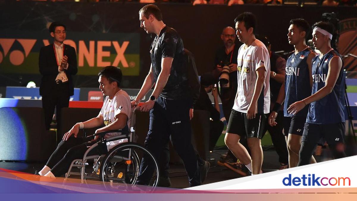 Ahsan Tinggalkan Lapangan dengan Kursi Roda, Dipapah Menuju Podium