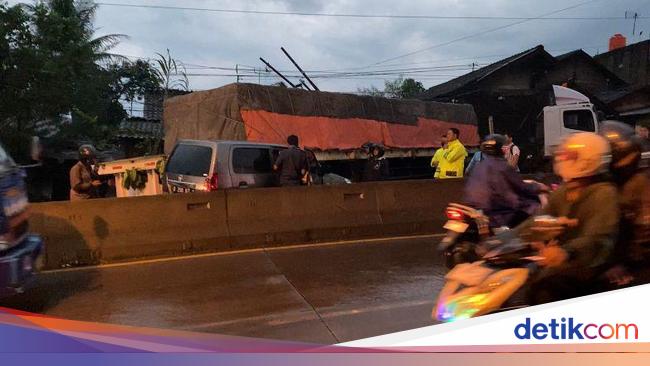 Tak Kuat Nanjak di Depan Cimory Semarang, Truk Jalan Mundur Kena Motor ...