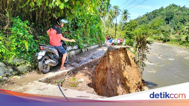 Jembatan di Polman Putus Diterjang Banjir, 2.000 Warga Terisolir