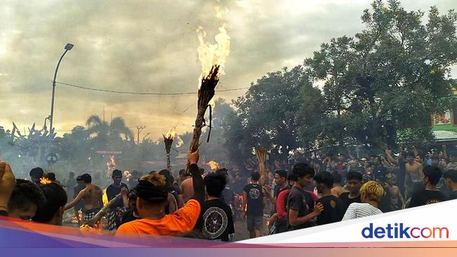 Serunya Perang Api Dua Kampung di Mataram Sambut Nyepi