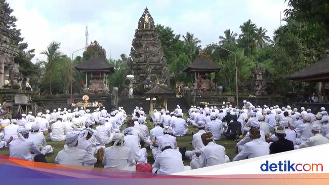 Melihat Keagungan Pura Mandhara Giri Semeru yang Dituakan di Indonesia