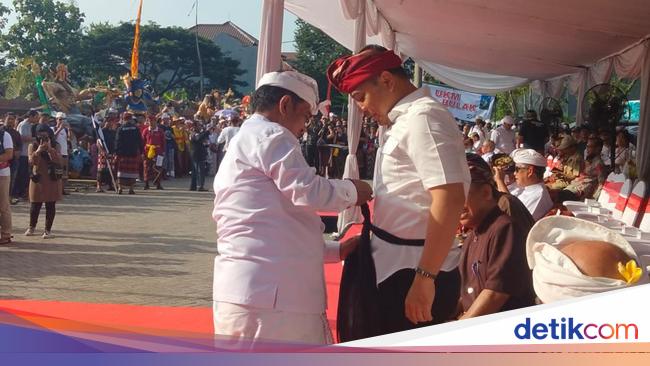 Walkot Eri Hadiri Upacara Jelang Nyepi: Bayangkan Ini Jadi Agenda Tahunan Walkot Eri Hadiri Upacara Jelang Nyepi: Bayangkan Ini Jadi Agenda Tahunan
