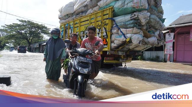 Jalur Alternatif Mojokerto-Jombang Banjir, Motor-Mobil Nekat Melintas Mogok