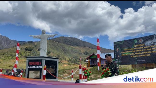 Belasan Hari Menggotong Patung Yesus ke Ketinggian 2.416 MDPL Papua