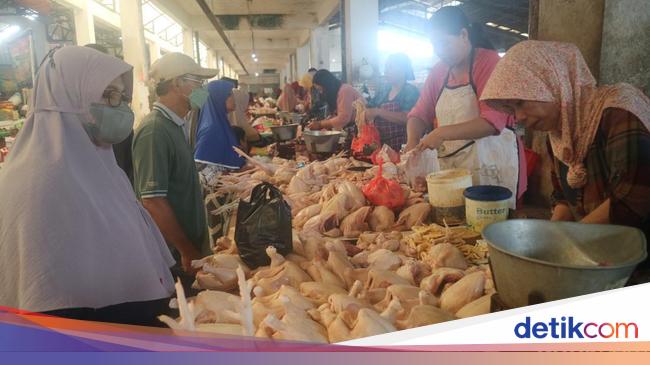 Harga Daging Ayam, Telur dan Cabai di Pasar Bitingan Kudus Meroket