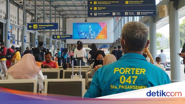 Cerita 25 Tahun Karier Porter Stasiun yang Kadang Dapat '2M'