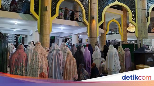 Tarawih Pertama di Masjid Jami Gresik, Kawasan Alun-alun Padat-Jalan Ditutup